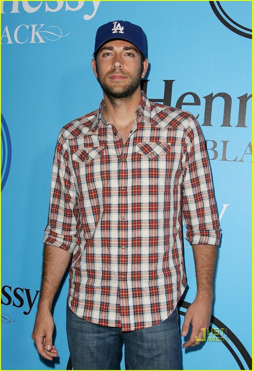 Zachary Levi: Treasure Trail Edition: Photo 2466719 | Shirtless ...