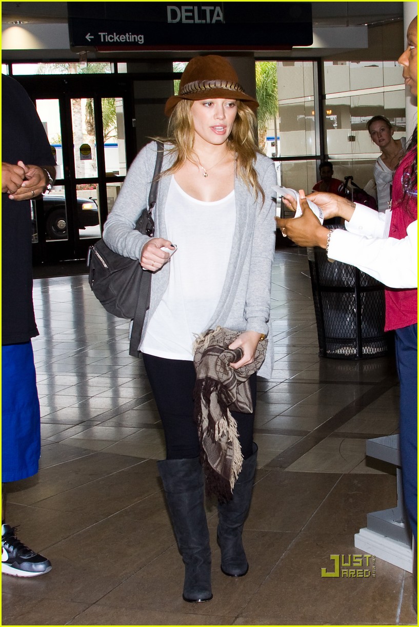 Hilary Duff: Raccoon Tail Tote!: Photo 2479886 | Hilary Duff Photos ...