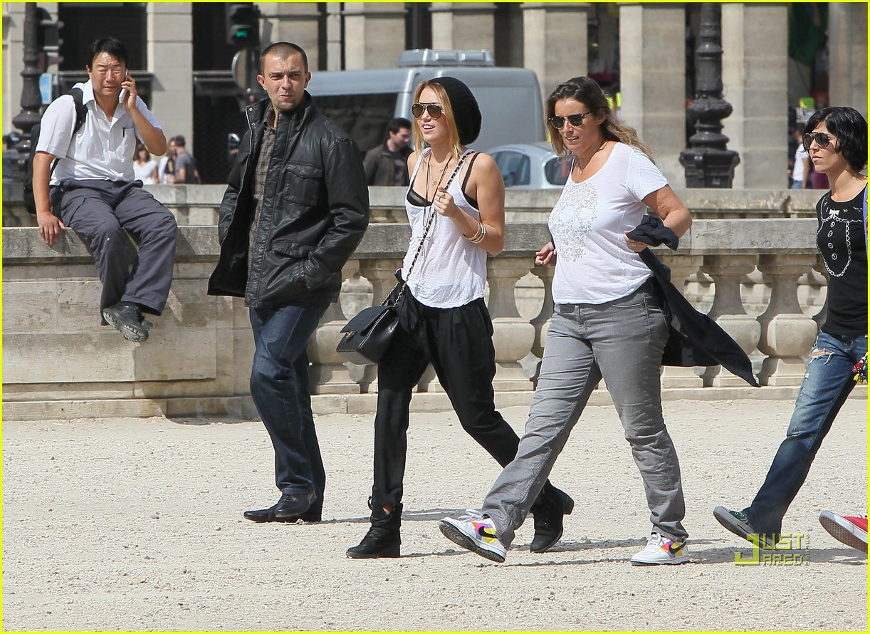 Miley Cyrus LOL-ing in Paris: Photo 2477484 | Justin Bieber, Miley ...