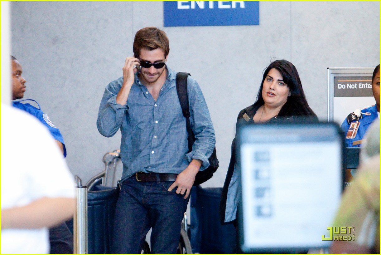 Jake Gyllenhaal: Cell Phone Walk And Talk: Photo 2491254 | Jake ...