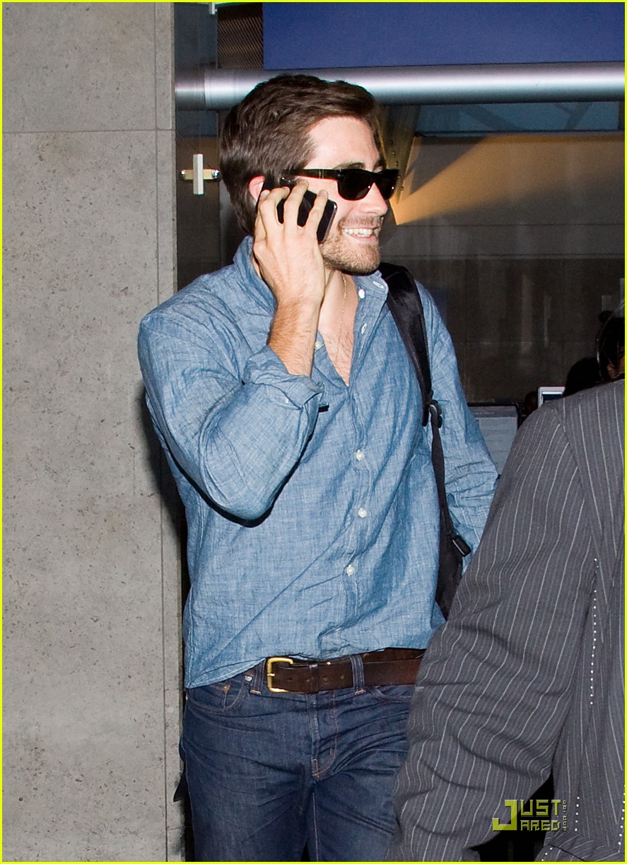 Jake Gyllenhaal: Cell Phone Walk And Talk: Photo 2491257 | Jake ...