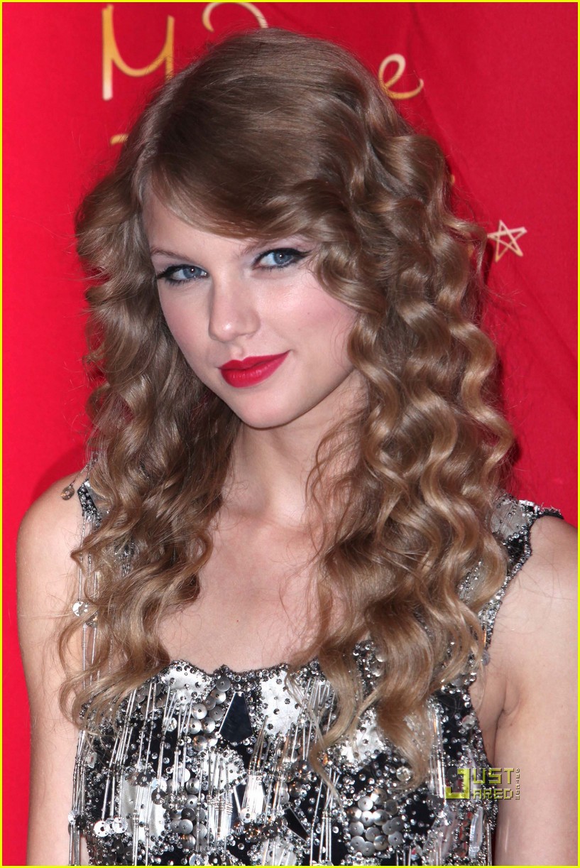 Taylor Swift: Check Out My Wax Figure!: Photo 2490791 | Taylor Swift ...