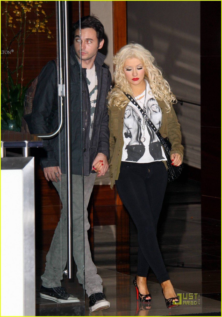Christina Aguilera & Matthew Rutler: Holding Hands!: Photo 2497822 ...