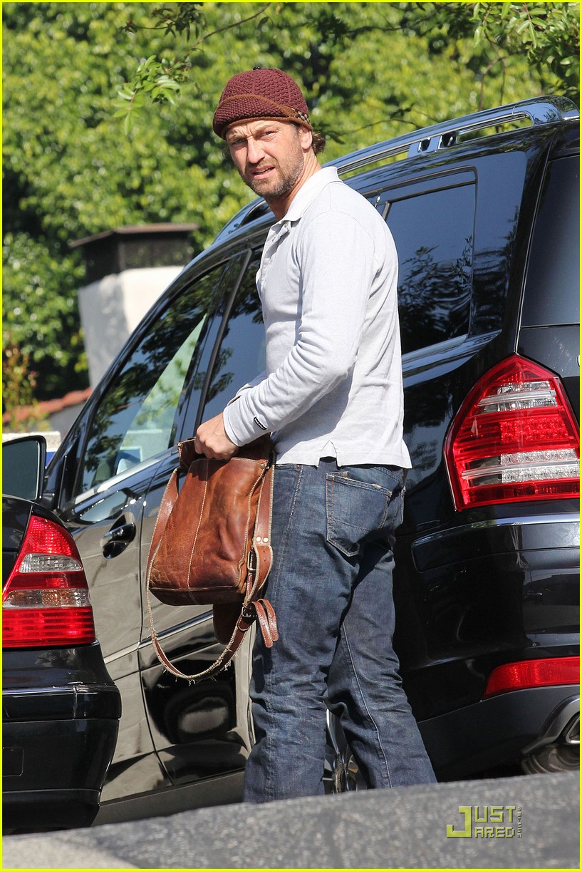 Photo: gerard butler chest 03 | Photo 2496336 | Just Jared ...