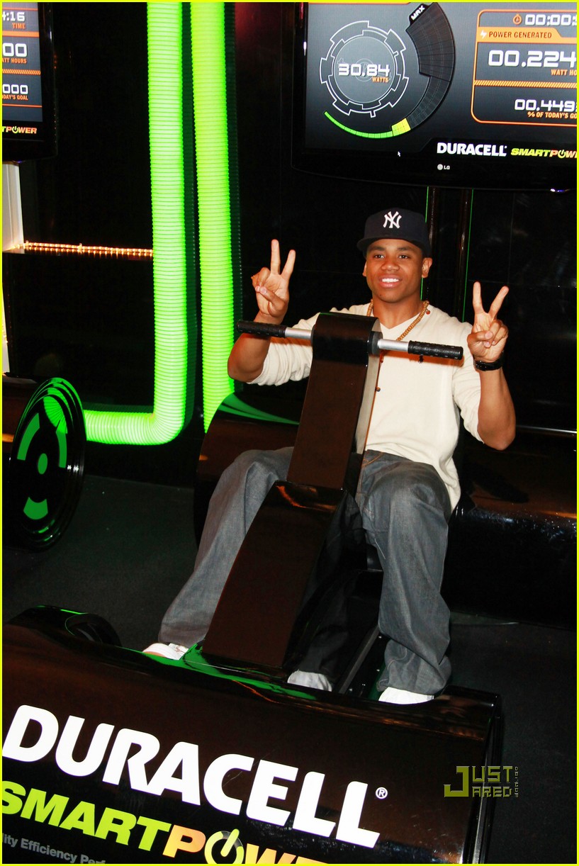 Penn Badgley: Duracell Power Lab Visit!: Photo 2505427 | Penn Badgley ...