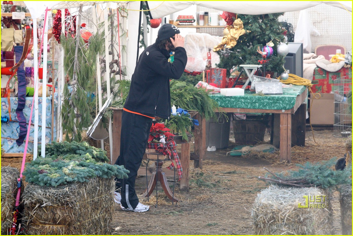 Keanu Reeves: Christmas Tree Shopping!: Photo 2506388 | Keanu Reeves ...