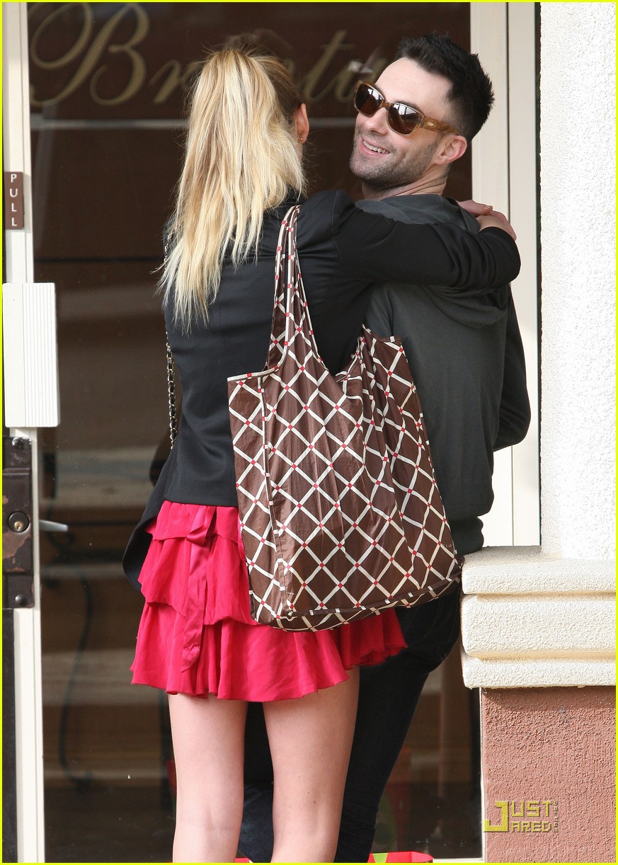 Adam Levine & Anne Vyalitsyna: Lip Locking Lovers: Photo 2506611 | Adam ...