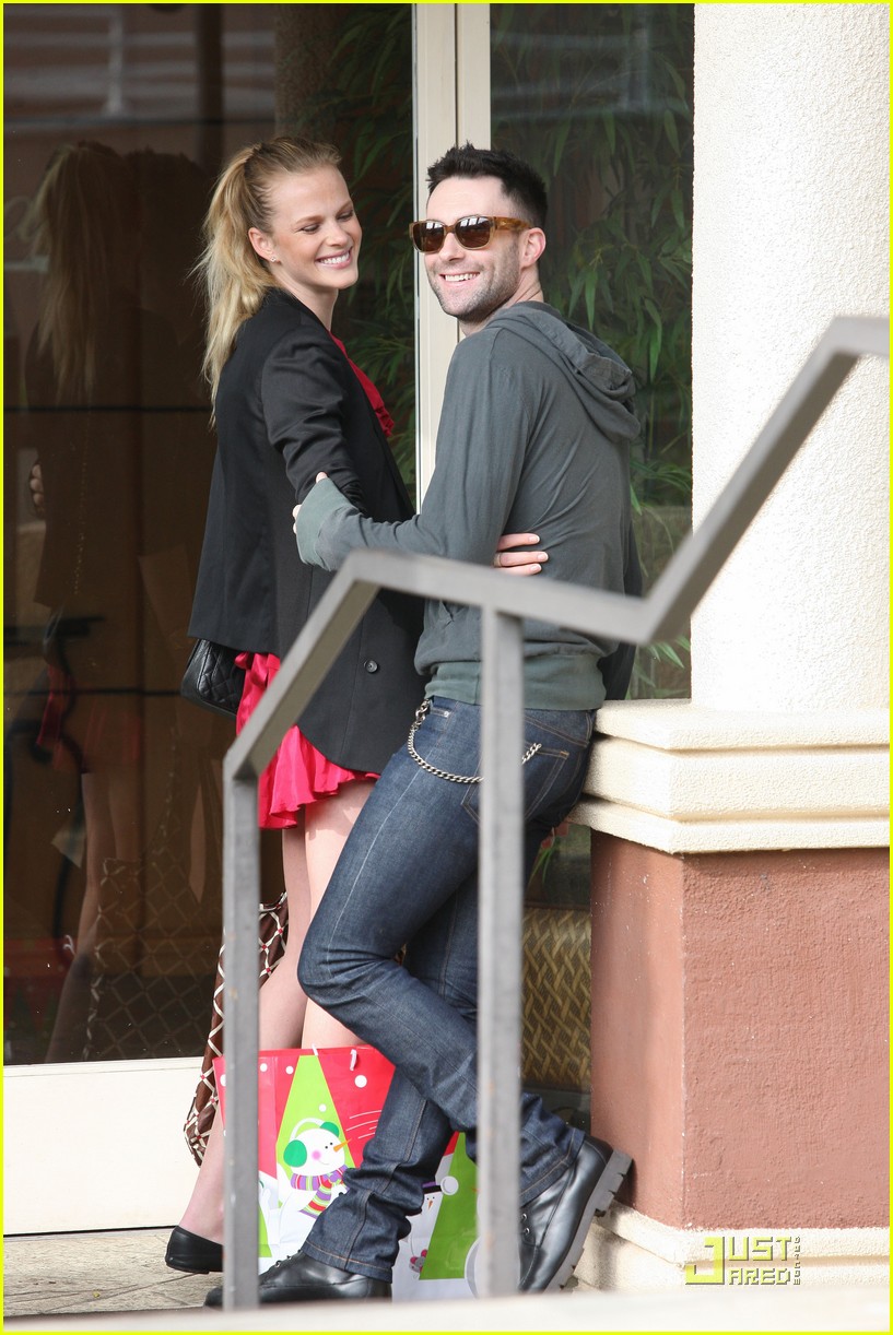Adam Levine & Anne Vyalitsyna: Lip Locking Lovers: Photo 2506613 | Adam ...
