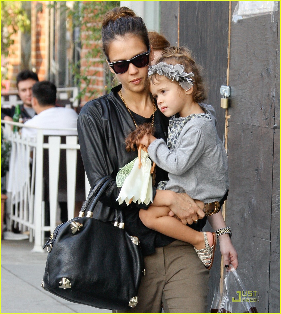 Jessica Alba: Cupcakes with Honor!: Photo 2512979 | Cash Warren ...