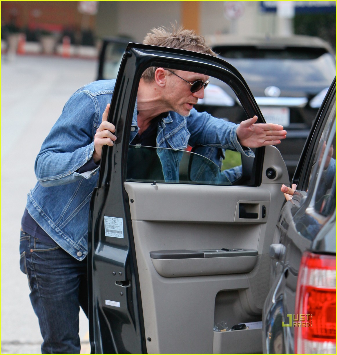 Daniel Craig: Denim Jacket Dude: Photo 2509290 | Daniel Craig Photos ...