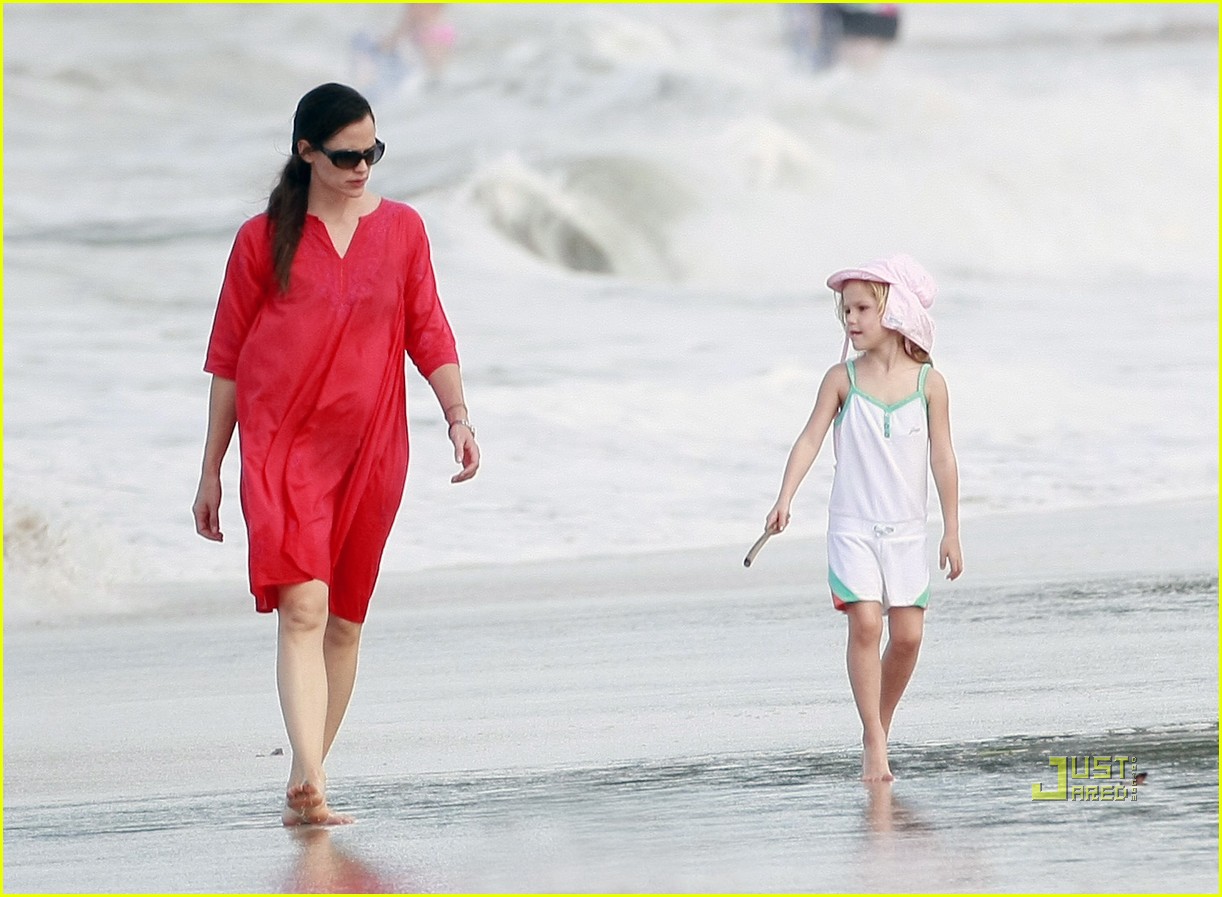 Jennifer Garner: Beach Bonding with Violet!: Photo 2507851 | Ben ...
