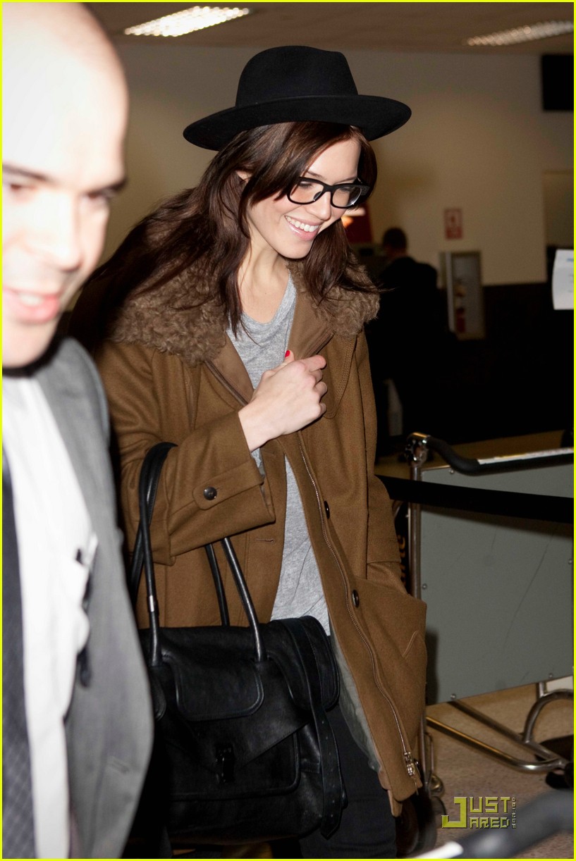 Mandy Moore: Food Poisoning Is the Worst!: Photo 2514375 | Mandy Moore ...