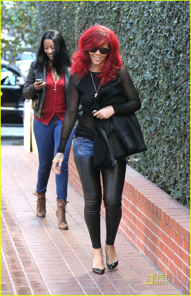 Rihanna: Pistol Pendant Necklace: Photo 2508847 | Rihanna Photos | Just ...