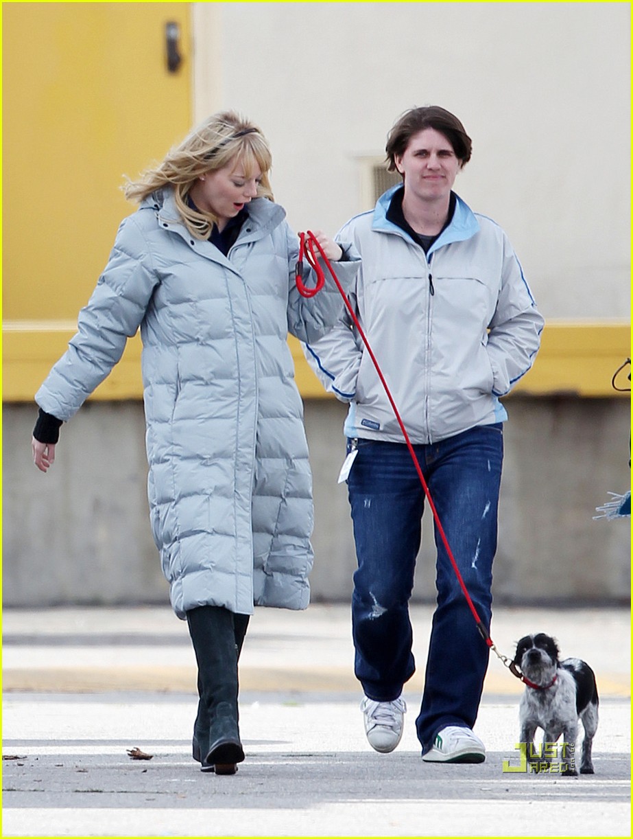 Emma Stone Walks The Dog on Spider-Man Set: Photo 2508356 | Emma Stone ...