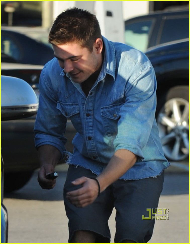 Zac Efron: Urban Outfitters Run with Brother Dylan!: Photo 2516265 ...
