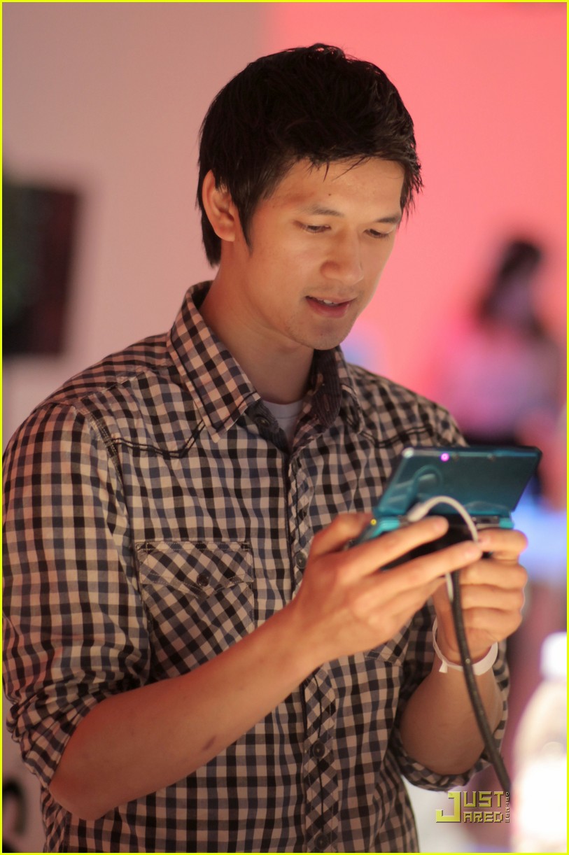 Elizabeth Banks & Harry Shum Jr.: Nintendo 3DS Launch!: Photo 2530874 ...
