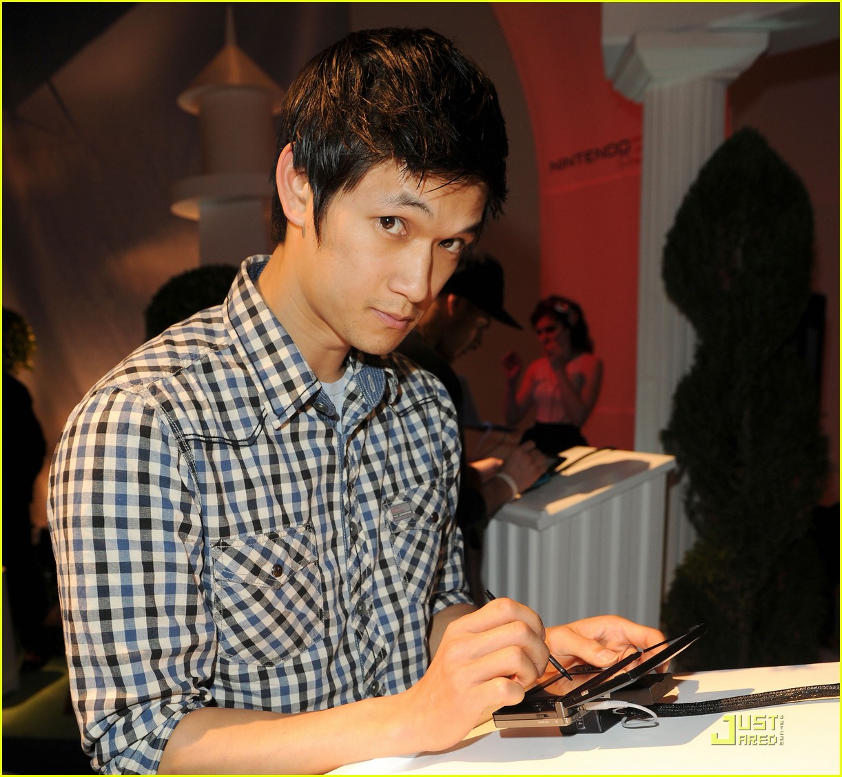 Elizabeth Banks & Harry Shum Jr.: Nintendo 3DS Launch!: Photo 2530876 ...