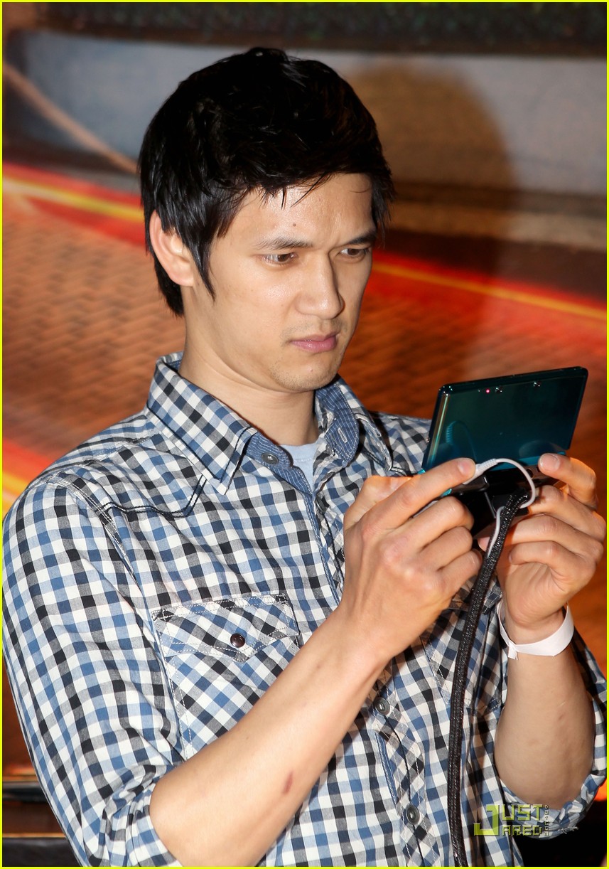 Elizabeth Banks & Harry Shum Jr.: Nintendo 3DS Launch!: Photo 2530881 ...