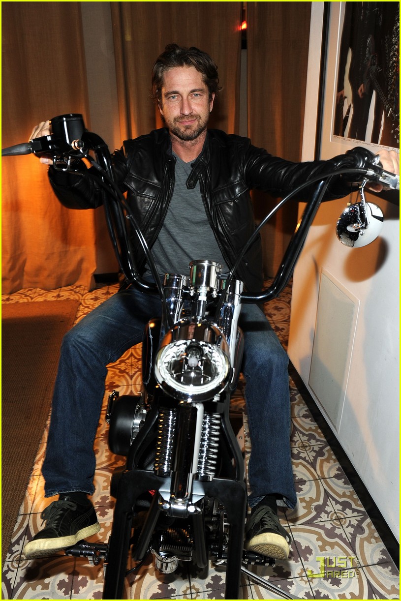 Gerard Butler Has a Heart For Children: Photo 2526623 | Gerard Butler ...