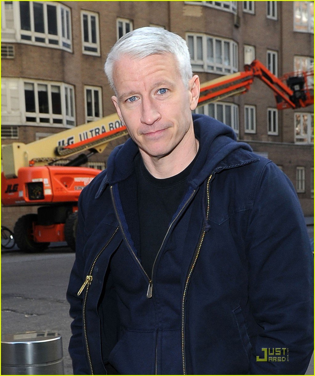 Anderson Cooper: Walking Manhattan Man: Photo 2531099 | Anderson Cooper ...