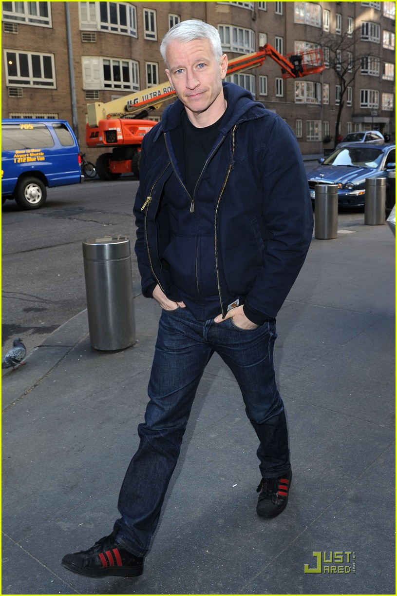 Anderson Cooper: Walking Manhattan Man: Photo 2531100 | Anderson Cooper ...