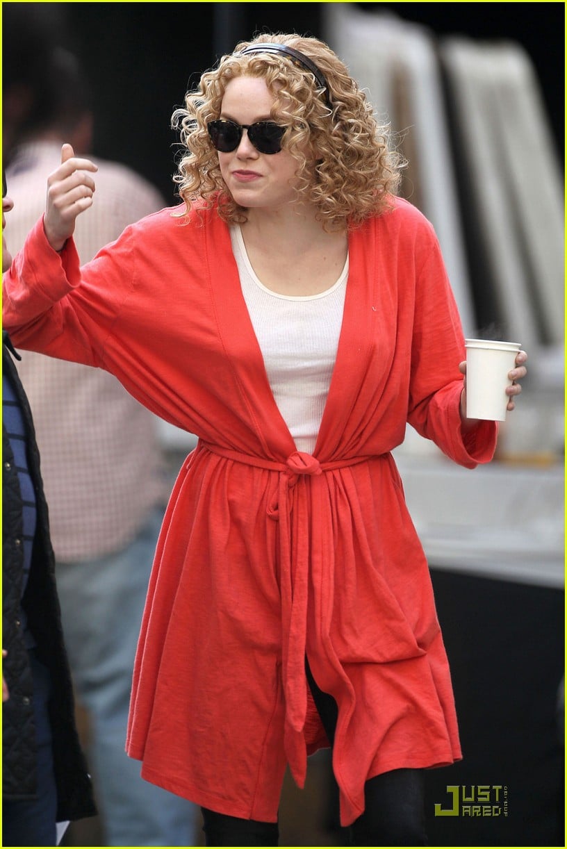 Emma Stone Gets 'Help' with Her Curly Hair: Photo 2527432 | Emma Stone ...