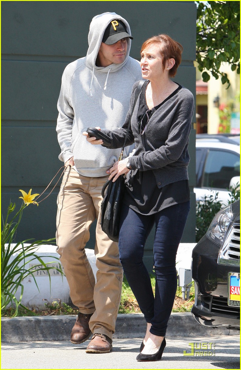 Jake Gyllenhaal Gets a Taste of Tavern: Photo 2537450 | Jake Gyllenhaal ...