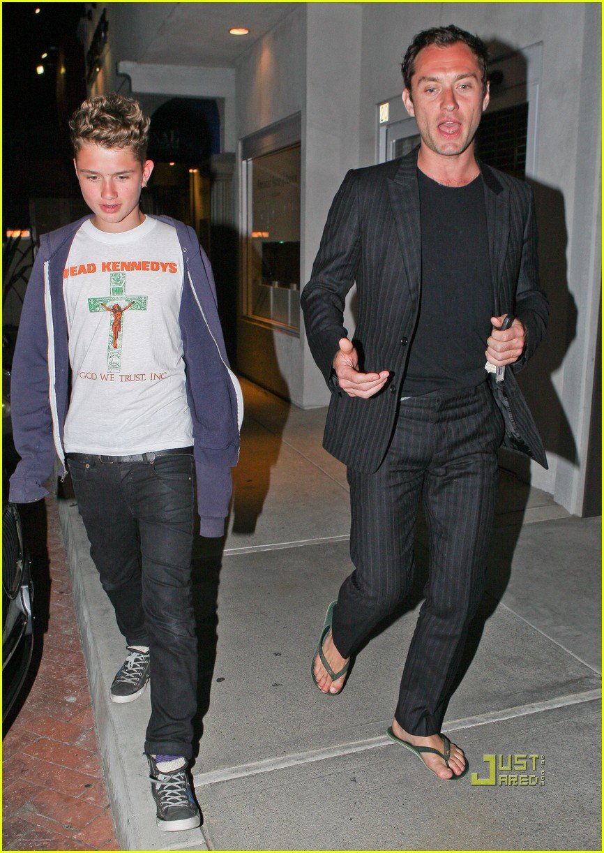 Jude Law: Out to Dinner with Rafferty!: Photo 2533651 | Celebrity ...