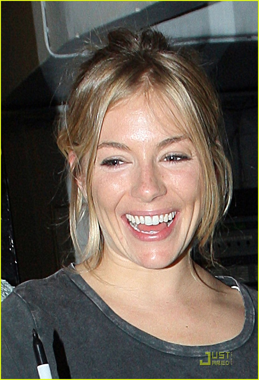 Sienna Miller: Post-Show Smiley!: Photo 2544325 | Sienna Miller Photos ...
