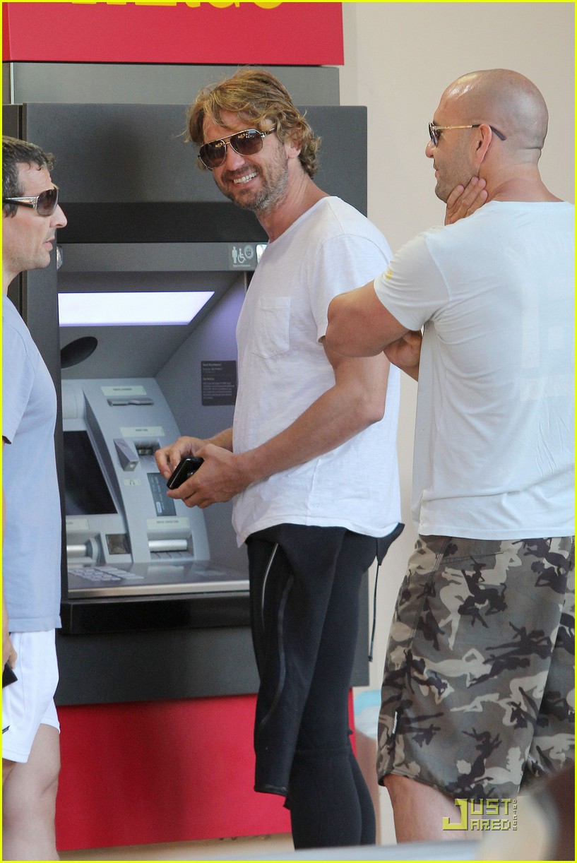Gerard Butler: ATM Stop After Surfing!: Photo 2555734 | Gerard Butler ...