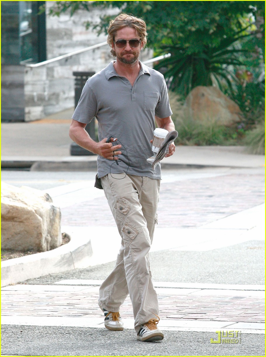 Gerard Butler: Starbucks Stop!: Photo 2555017 | Gerard Butler Photos ...