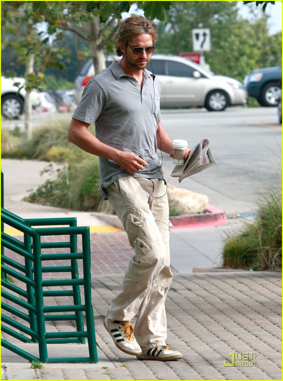 Gerard Butler: Starbucks Stop!: Photo 2555018 | Gerard Butler Photos ...