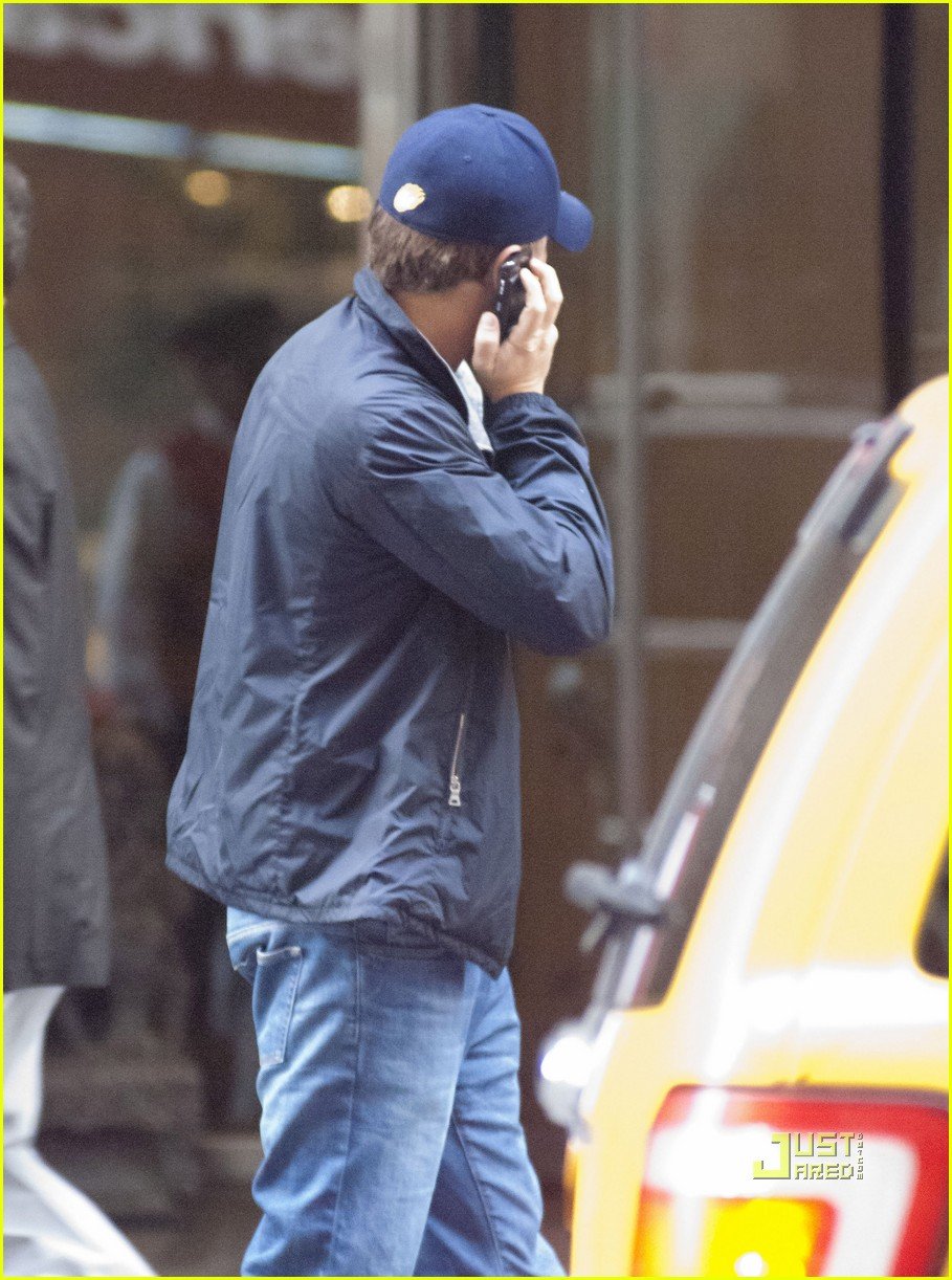 Leonardo DiCaprio: Phone Call in NYC: Photo 2552246 | Leonardo DiCaprio ...