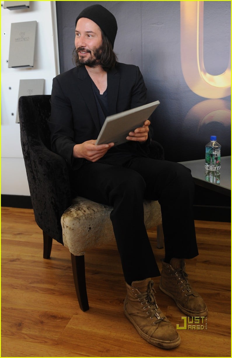 Keanu Reeves: 'Ode to Happiness' Book Signing!: Photo 2553948 | Keanu ...