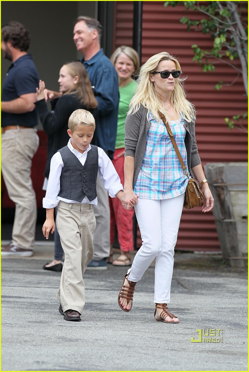Reese Witherspoon: Father's Day Church Service: Photo 2553658 ...