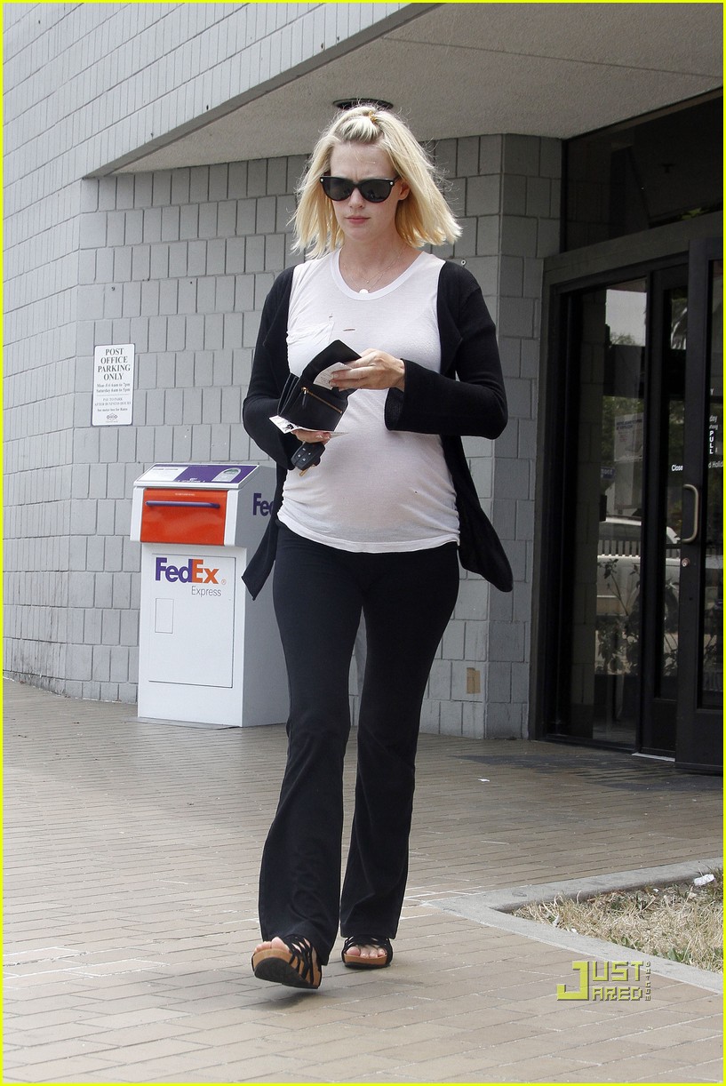 January Jones: Post Office Stop: Photo 2558652 | January Jones ...