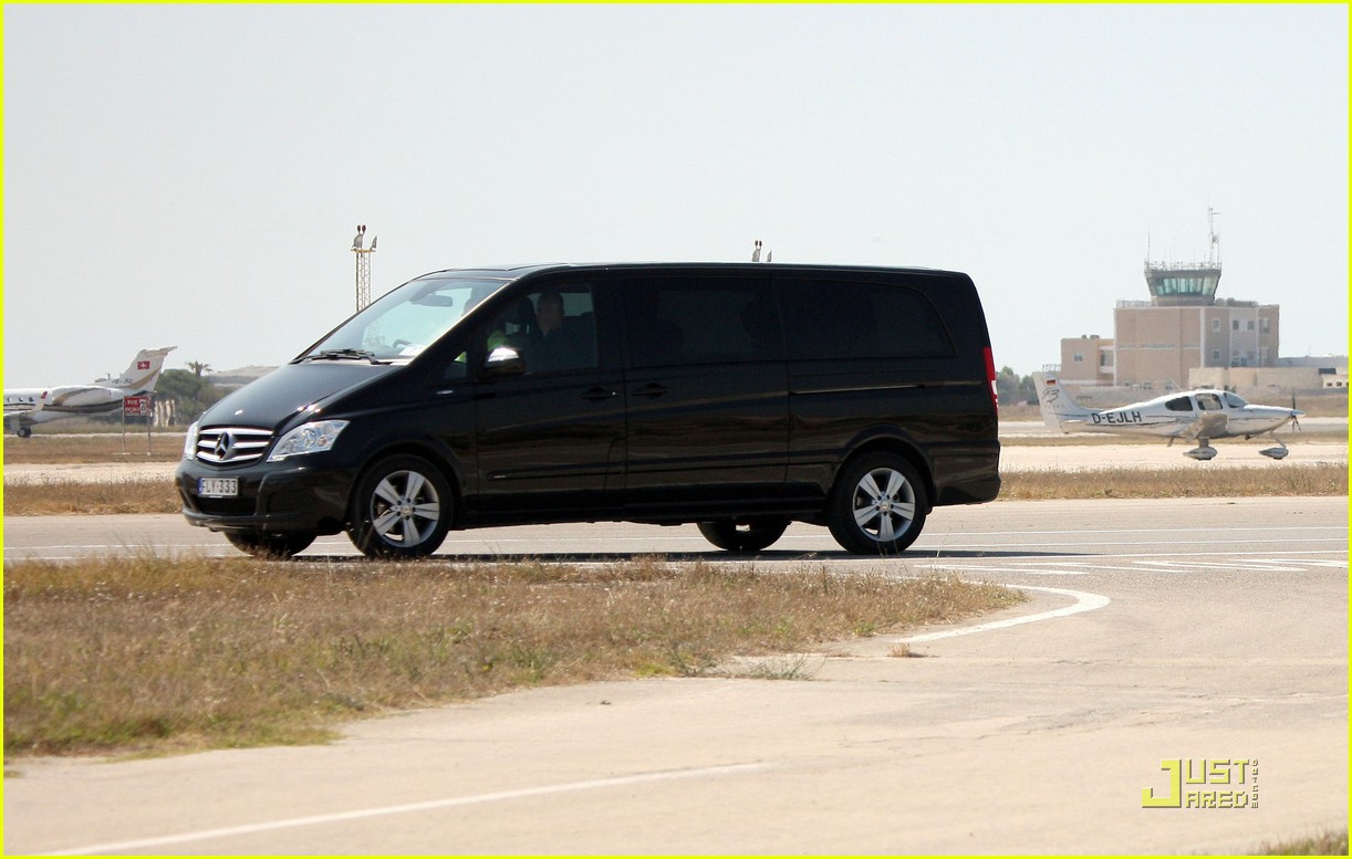 Angelina Jolie Departs Malta with Her Family: Photo 2559026 | Angelina ...