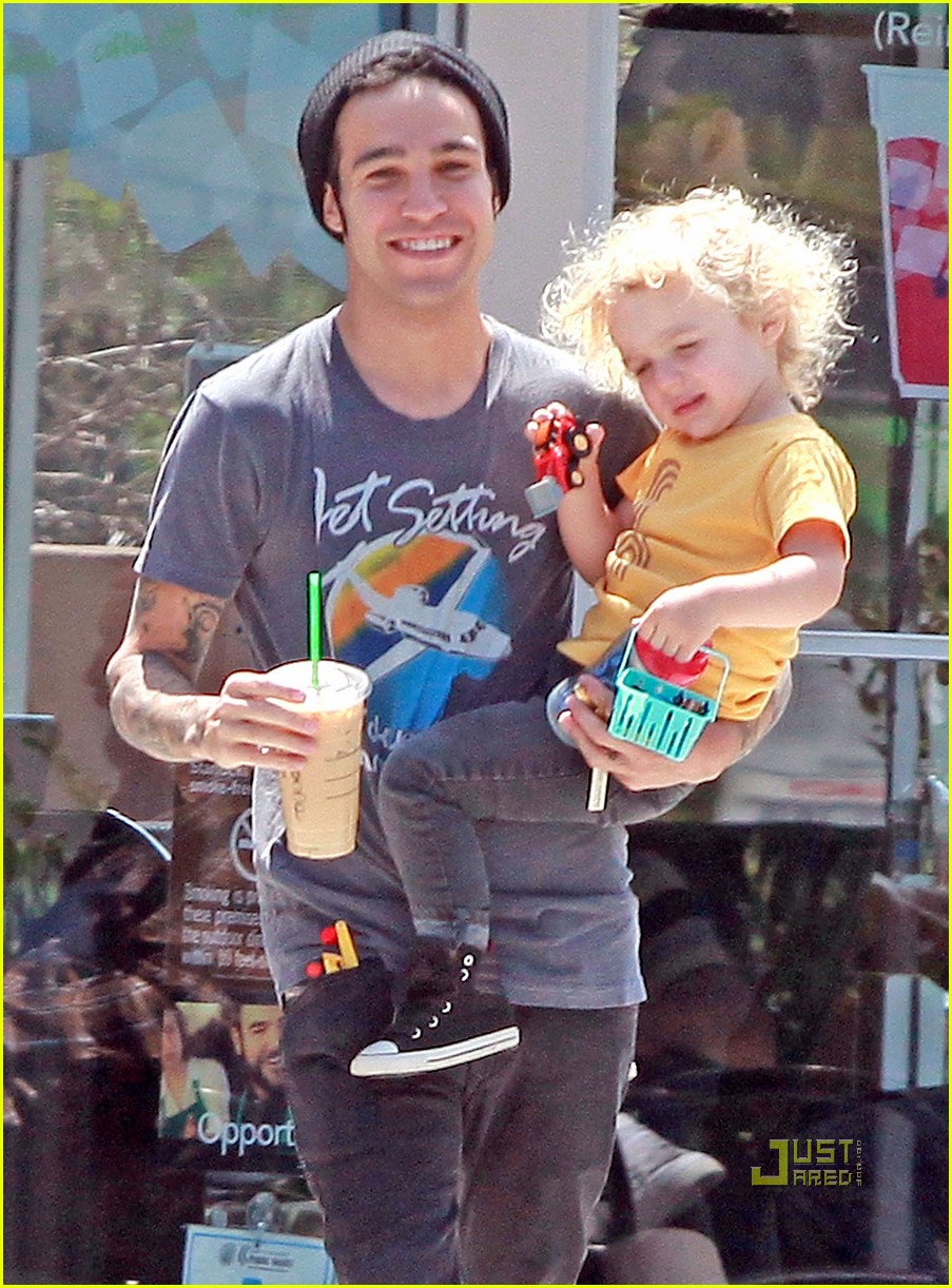 Pete Wentz: Starbucks with Bronx!: Photo 2561489 | Ashlee Simpson ...