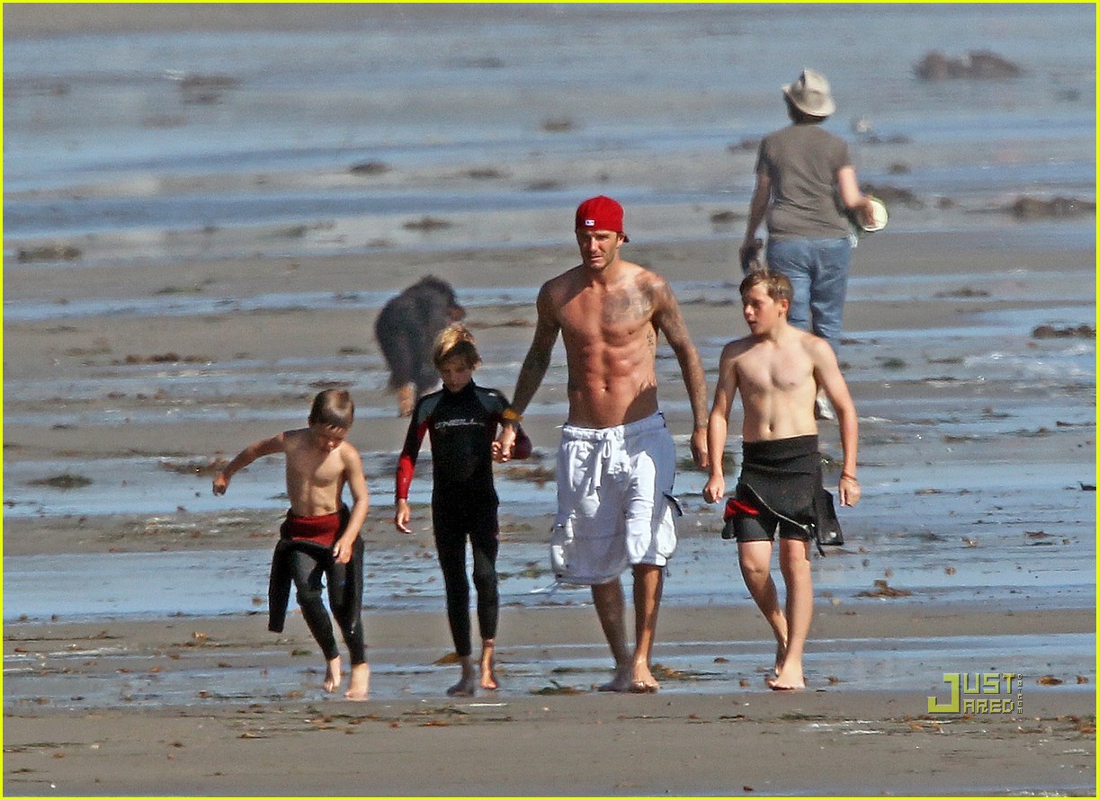 David Beckham: Shirtless Boogie Boarding with the Boys!: Photo 2575233 | Brooklyn Beckham ...