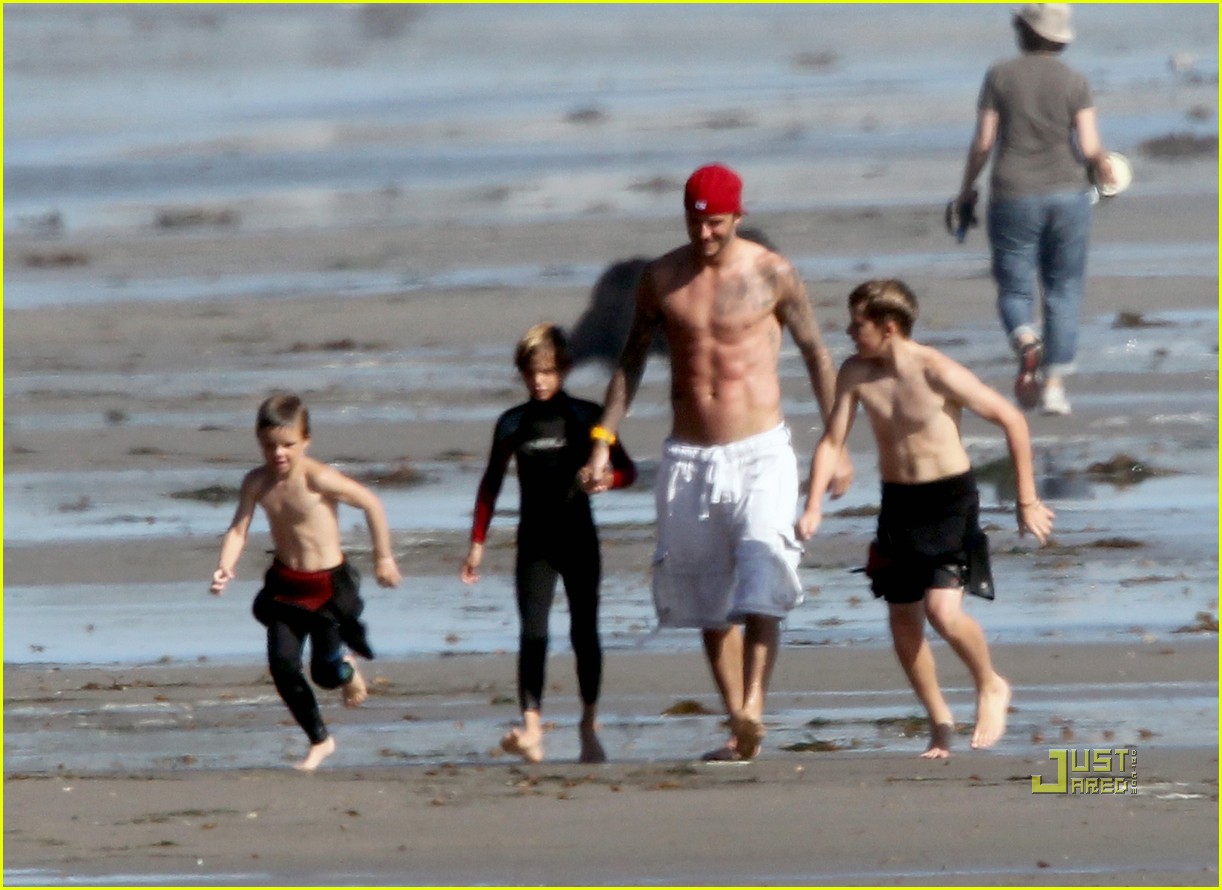 David Beckham: Shirtless Boogie Boarding with the Boys!: Photo 2575234 | Brooklyn Beckham ...