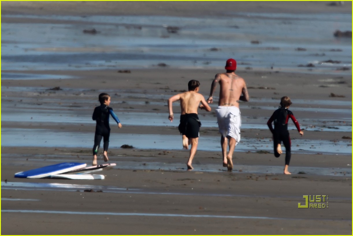 David Beckham: Shirtless Boogie Boarding with the Boys!: Photo 2575235 | Brooklyn Beckham ...