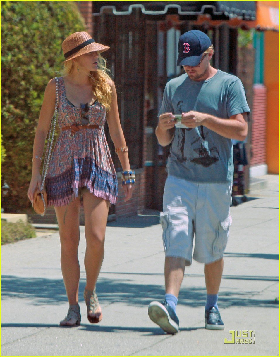 Leonardo DiCaprio & Blake Lively: Grocery Shopping!: Photo 2568131 ...