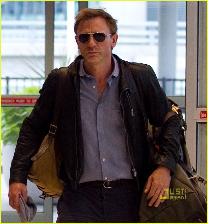 Daniel Craig & Rachel Weisz Jet Out of JFK: Photo 2566549 | Celebrity ...