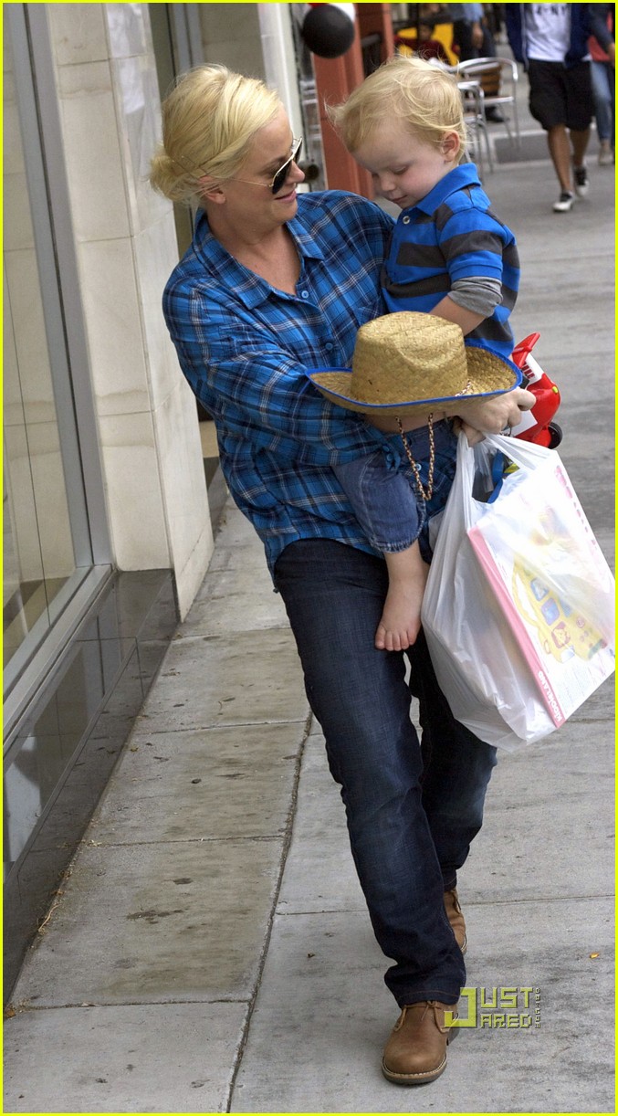 Amy Poehler & Archie: Toy Store Twosome: Photo 2583919 | Amy Poehler ...