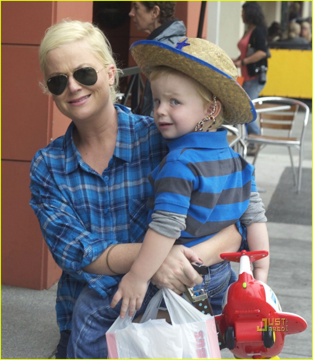 Amy Poehler & Archie: Toy Store Twosome: Photo 2583921 | Amy Poehler ...