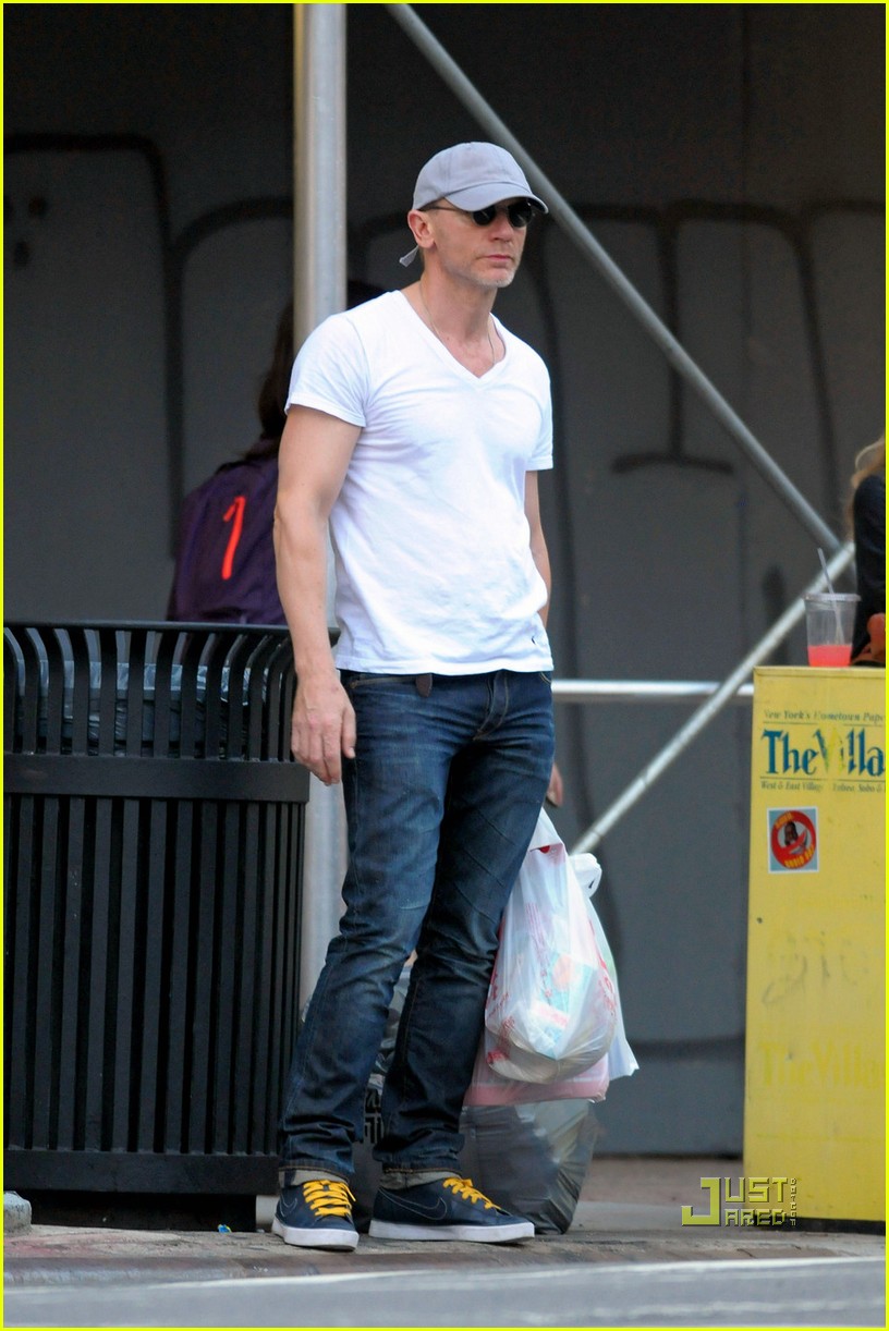 Daniel Craig: Vitamin Shoppe Stop!: Photo 2581751 | Daniel Craig Photos ...