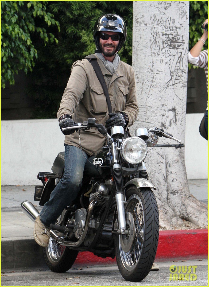 Keanu Reeves: Bike Trouble in Beverly Hills: Photo 2587651 | Keanu ...