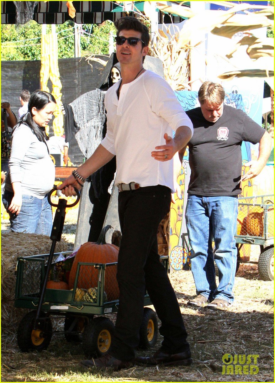 Robin Thicke & Paula Patton: Pumpkin Patch with Julian!: Photo 2588462 ...