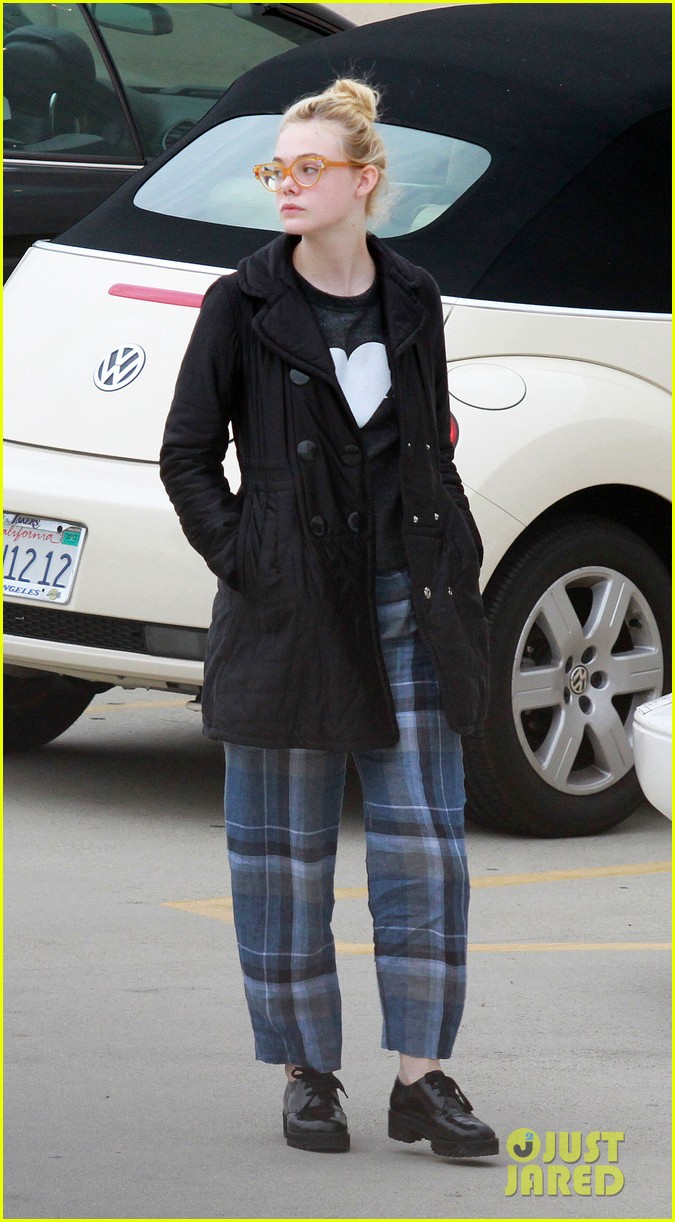 Elle Fanning: Neiman Marcus Stop!: Photo 2600115 | Elle Fanning Photos ...