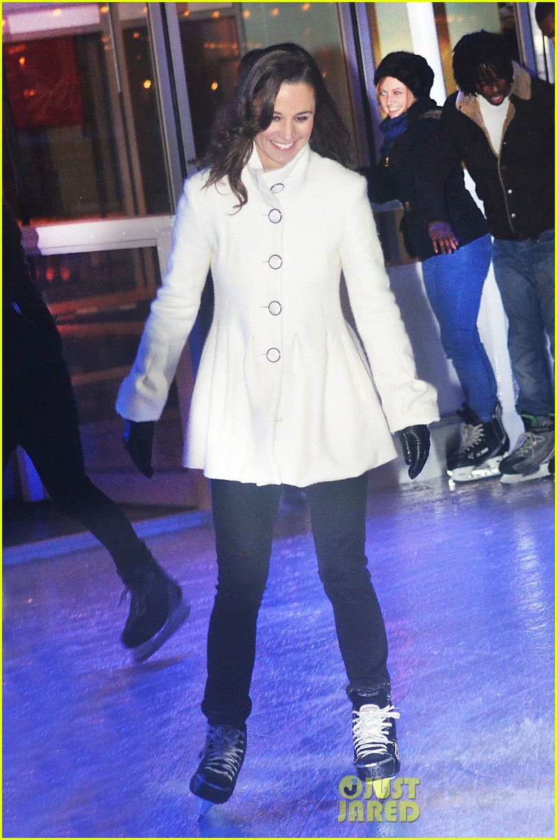 Pippa Middleton: Ice Skating at Tree Lighting Event!: Photo 2603044 ...